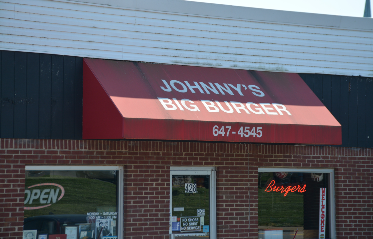 I Finally Went To Johnny’s Big Burger In Clarksville | The Beaver FM